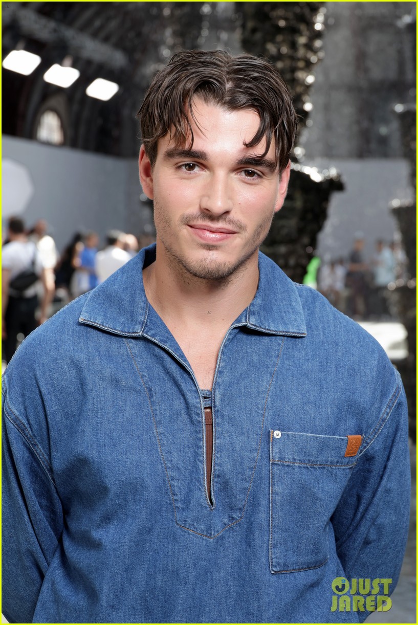 Edgar Ramirez Shows Off His Muscles at Loewe Fashion Show Alongside ...