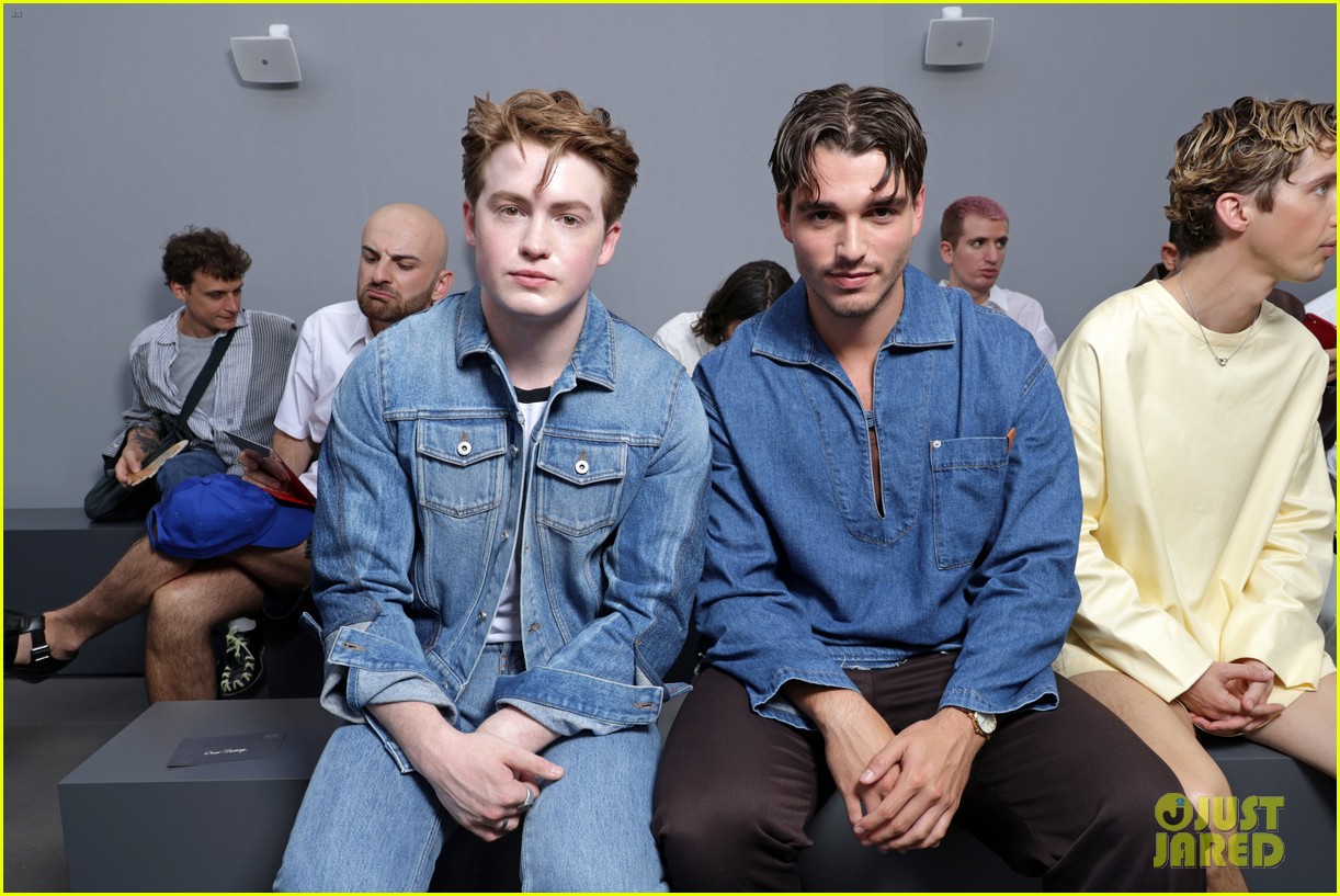 Edgar Ramirez Shows Off His Muscles at Loewe Fashion Show Alongside ...