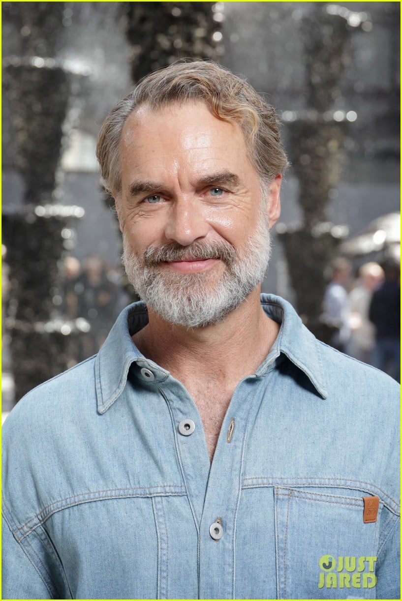 Edgar Ramirez Shows Off His Muscles at Loewe Fashion Show Alongside ...