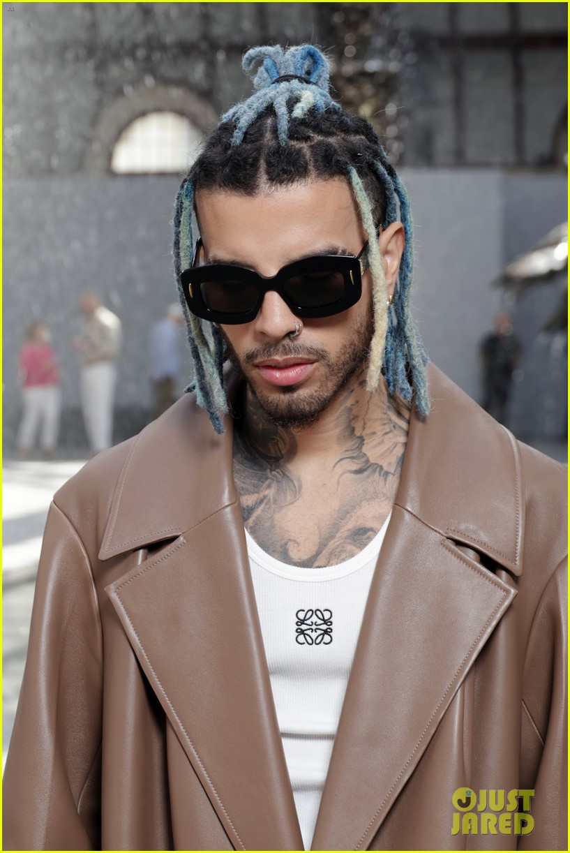 Edgar Ramirez Shows Off His Muscles at Loewe Fashion Show Alongside ...