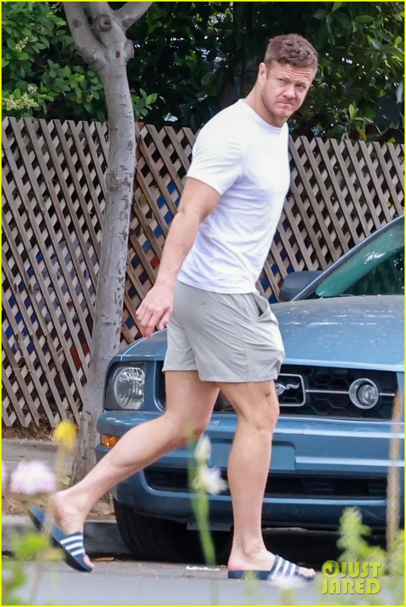 Dan Reynolds Looks Buff in New Photos from Casual Solo Outing: Photo ...