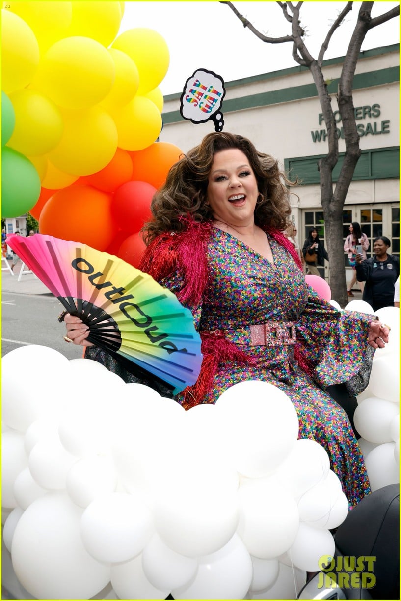 Melissa McCarthy & Niecy Nash-Betts are WeHo Pride Parade Icons with ...