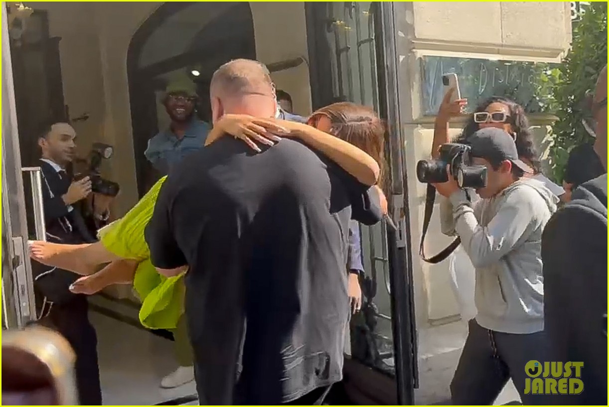 Cardi B Gets Carried Away By A Bodyguard After Attending Her Latest ...