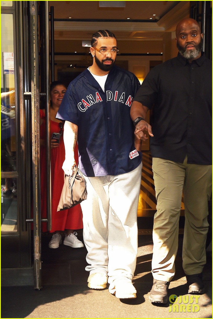 Drake Steps Out in NYC Ahead of His Performance at the Barclays Center ...