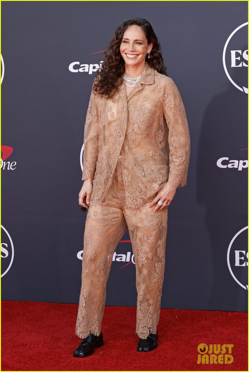 Alix Earle Makes Red Carpet Debut With Braxton Berrios at 2023 ESPY ...