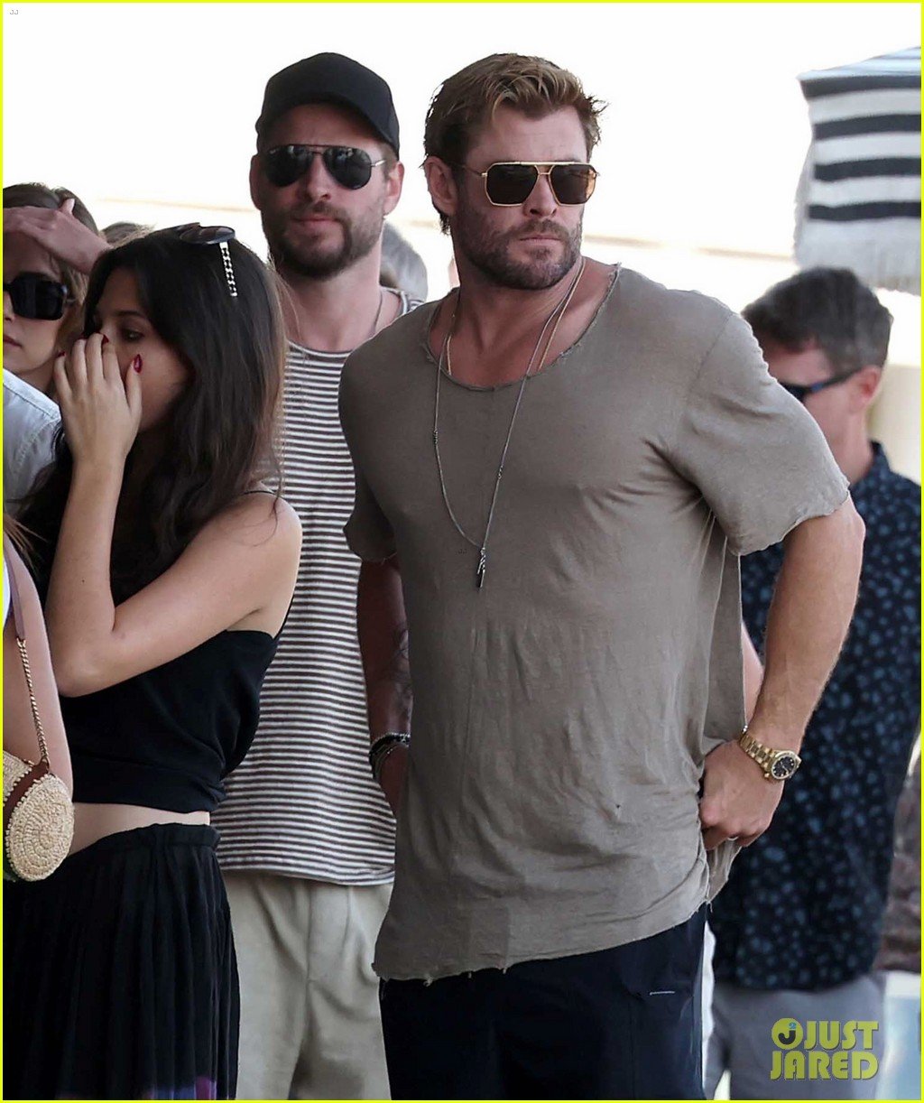 Chris & Liam Hemsworth Grab Dinner with Matt Damon While on Vacation in Mykonos: Photo 4951112 ...
