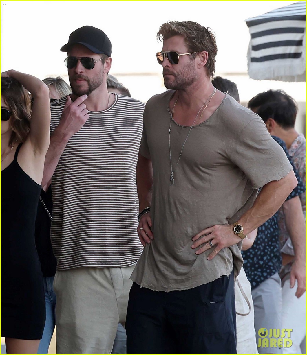 Chris & Liam Hemsworth Grab Dinner with Matt Damon While on Vacation in Mykonos: Photo 4951138 ...