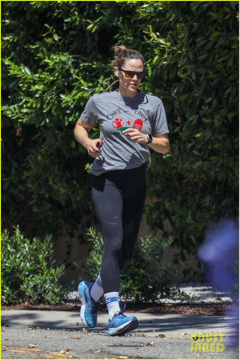 Jennifer Garner Goes for a Run in Brentwood : Photo 4957210 | Jennifer ...
