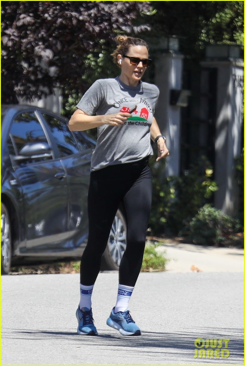Jennifer Garner Goes for a Run in Brentwood : Photo 4957212 | Jennifer ...