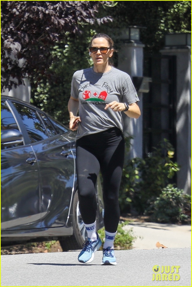 Jennifer Garner Goes for a Run in Brentwood : Photo 4957214 | Jennifer ...