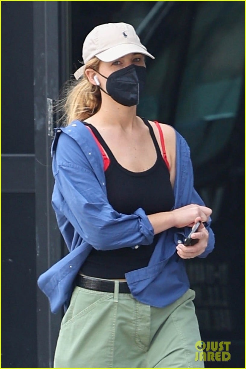 Jennifer Lawrence Masks Up While Out in NYC Amid Air Quality Concerns ...