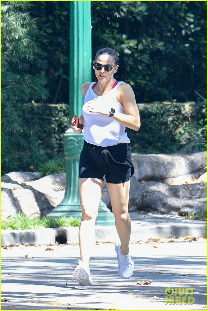 Jennifer Garner Heads Out for a Run Following Report She's Reprising ...