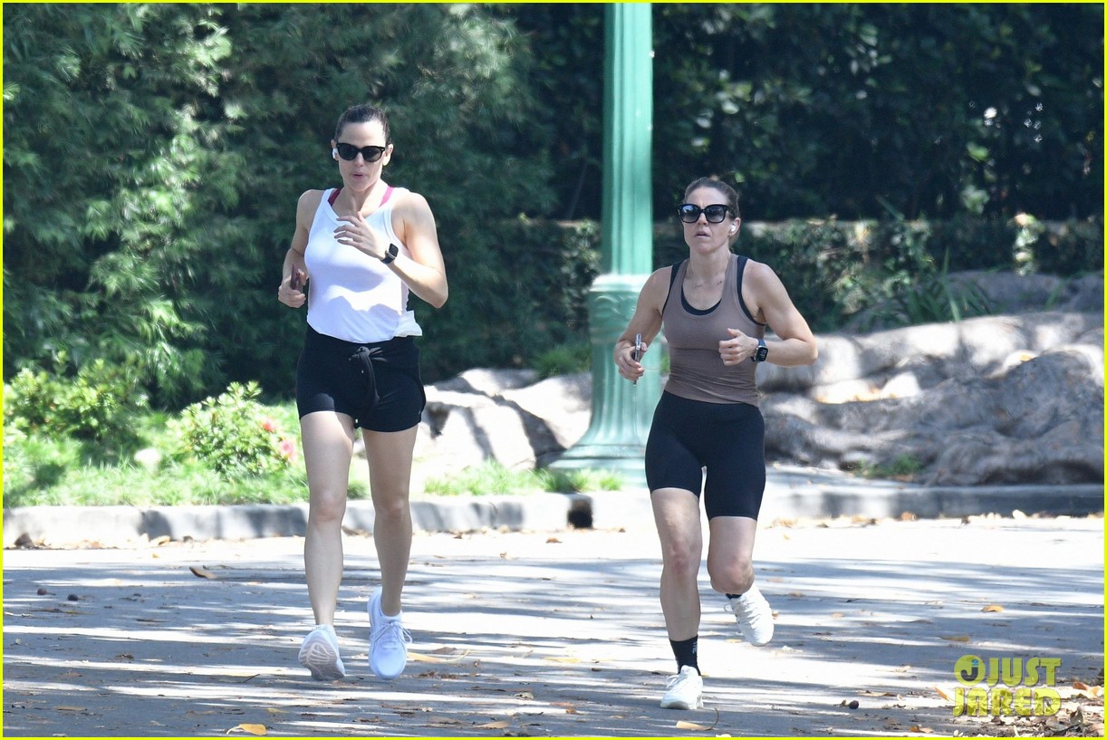 Jennifer Garner Heads Out for a Run Following Report She's Reprising ...