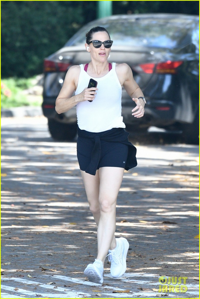 Jennifer Garner Heads Out for a Run Following Report She's Reprising ...