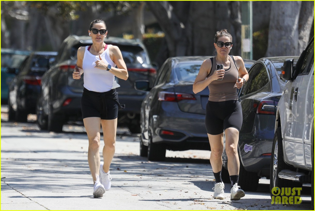 Jennifer Garner Heads Out for a Run Following Report She's Reprising ...