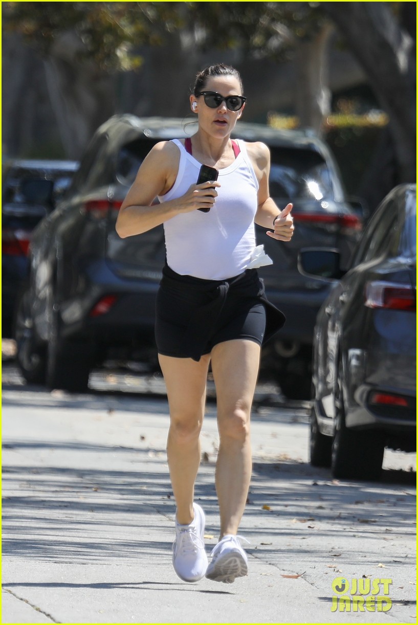 Jennifer Garner Heads Out for a Run Following Report She's Reprising ...
