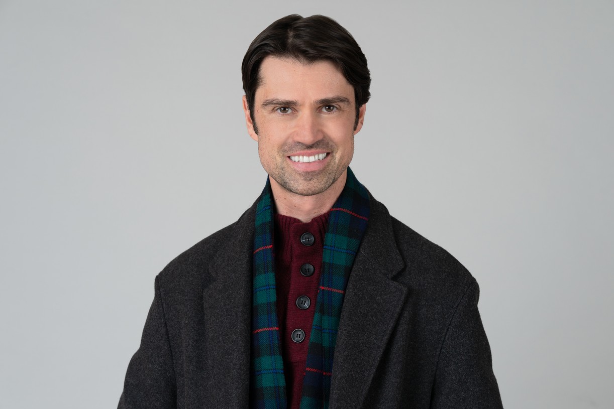 Vanessa Lengies & Corey Sevier Talk Being Inspired by 'It's A Wonderful ...