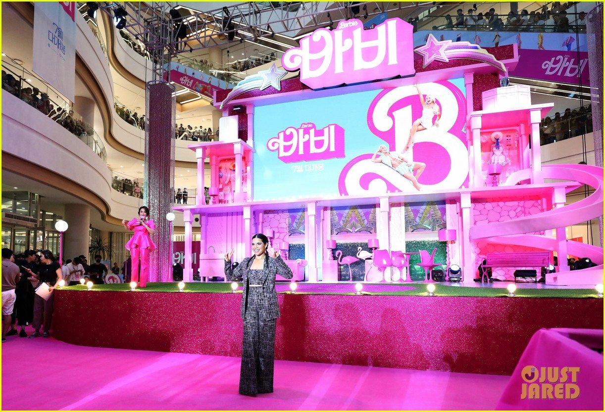 Margot Robbie Celebrates Her Birthday With A Barbie Cake at 'Barbie ...