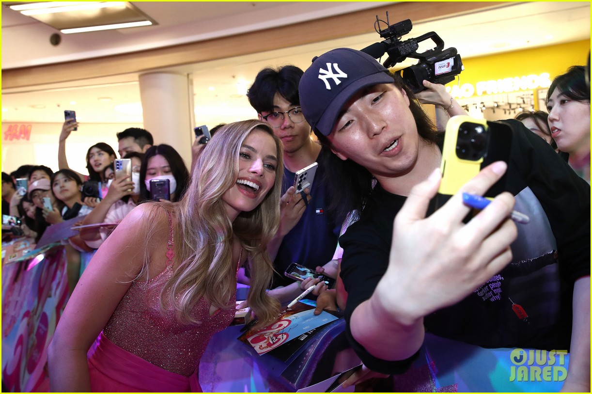 Margot Robbie Celebrates Her Birthday With A Barbie Cake at 'Barbie ...