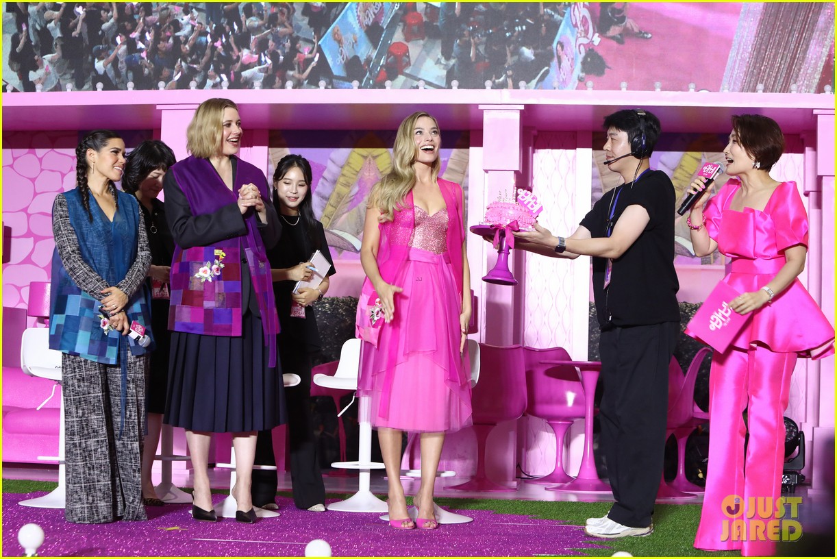 Margot Robbie Celebrates Her Birthday With A Barbie Cake at 'Barbie ...