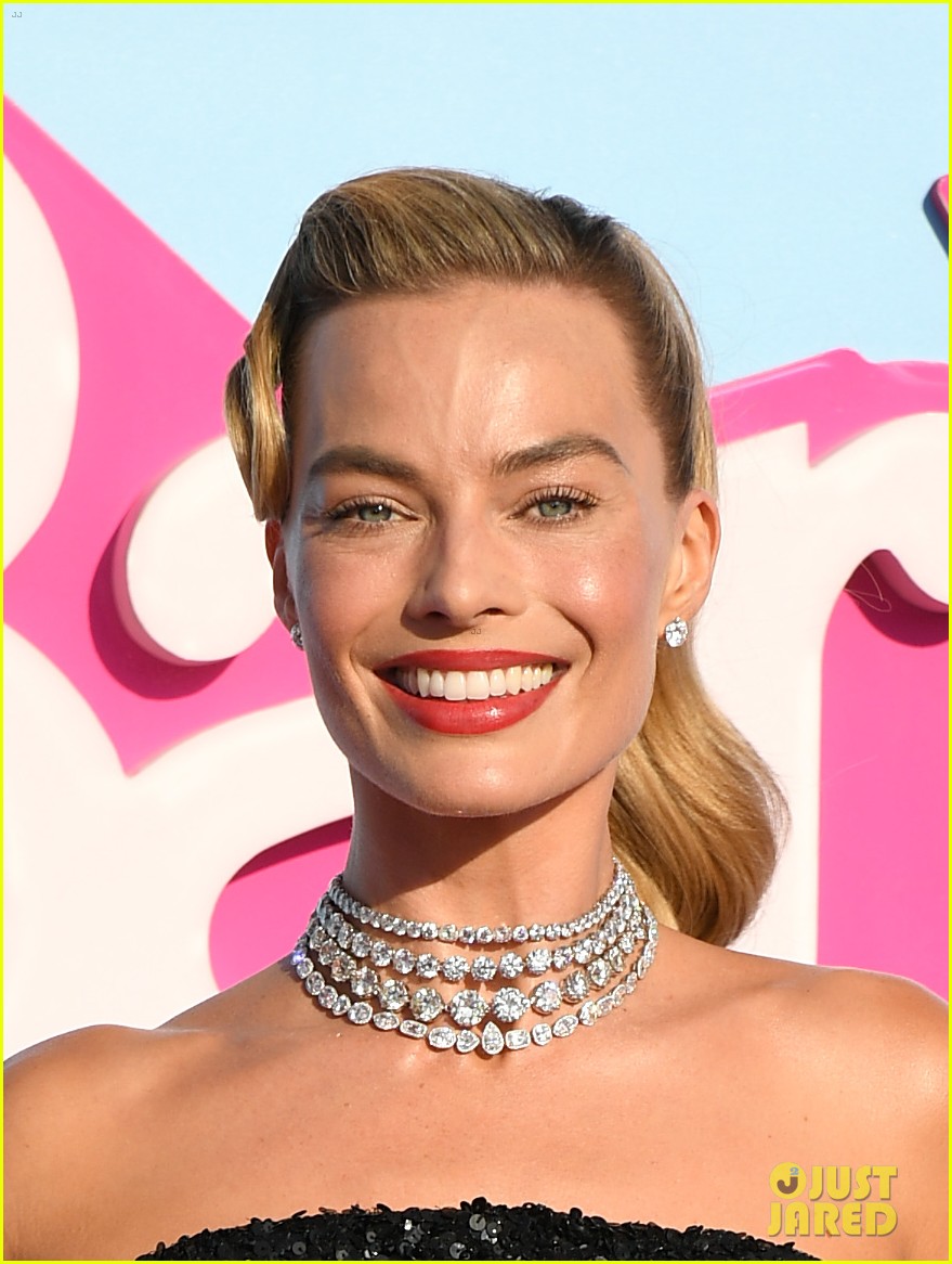 Margot Robbie Channels Solo In The Spotlight Barbie at 'Barbie' Premiere In LA: Photo 4953423 ...