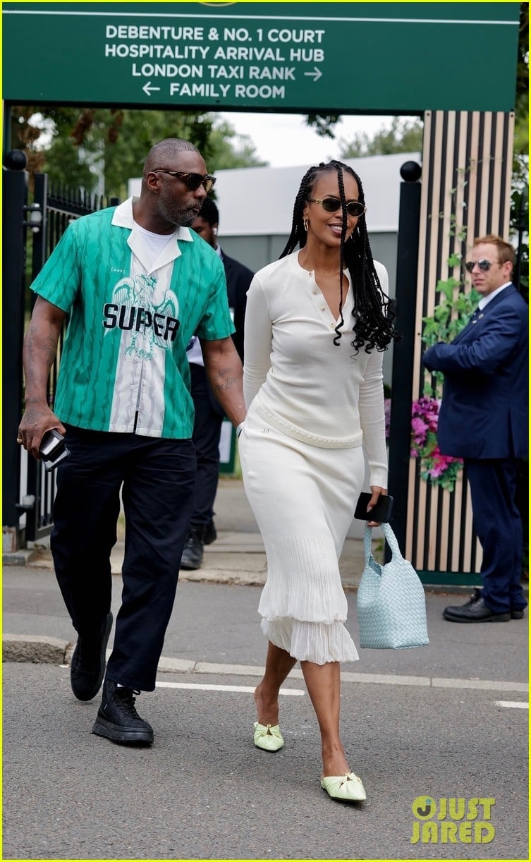 Brad Pitt Along with Daniel Craig, Rachel Weisz, & More Stars Attend ...