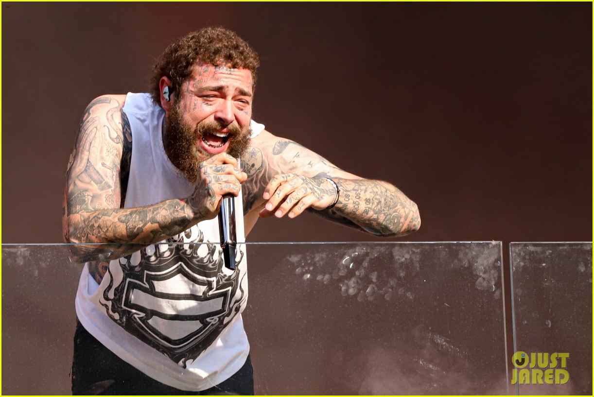 Post Malone Surprises Fans With Performance In Times Square Photo