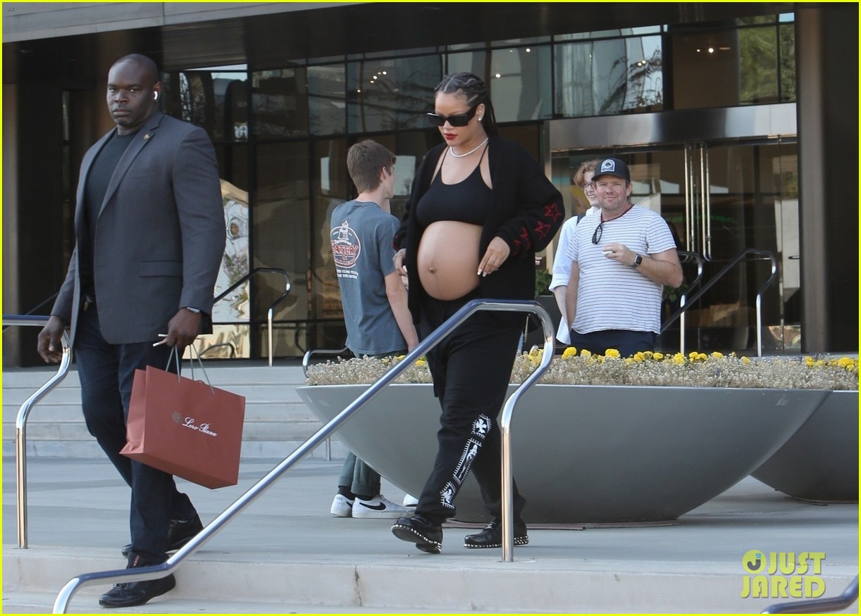 Rihanna Fights Against 'Maternity Fashion' Norms & Puts Baby Bump On ...