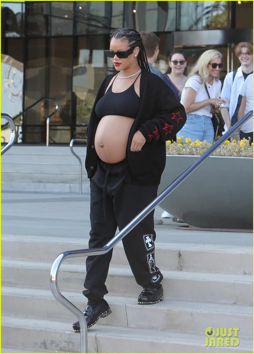 Rihanna Fights Against 'Maternity Fashion' Norms & Puts Baby Bump On ...