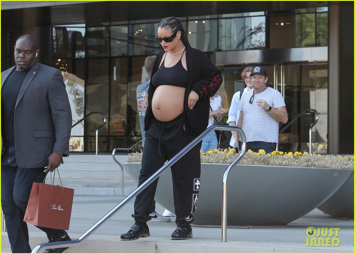 Rihanna Fights Against 'Maternity Fashion' Norms & Puts Baby Bump On ...