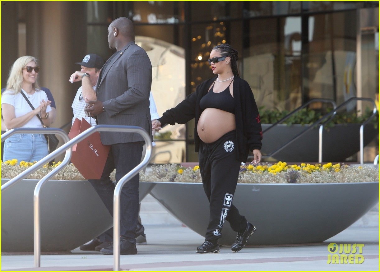 Rihanna Fights Against 'Maternity Fashion' Norms & Puts Baby Bump On ...