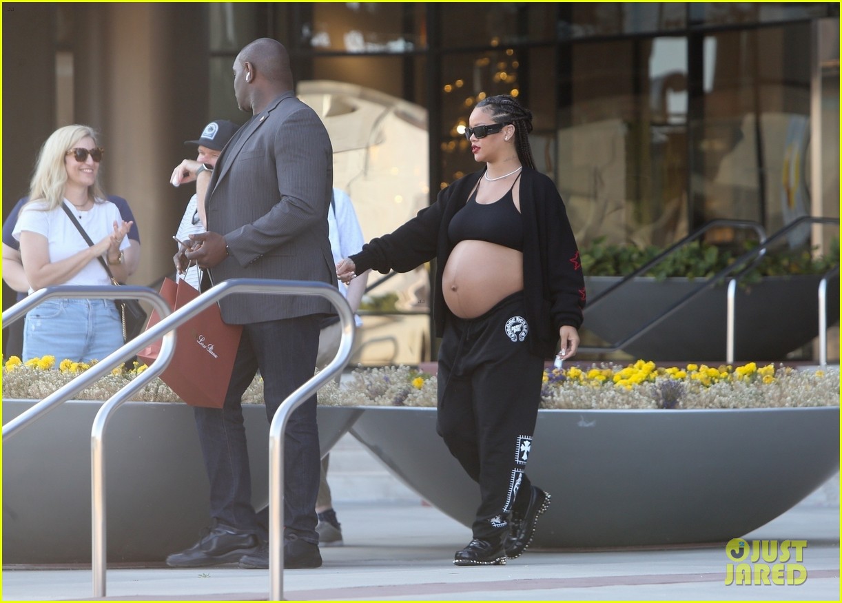 Rihanna Fights Against 'Maternity Fashion' Norms & Puts Baby Bump On ...