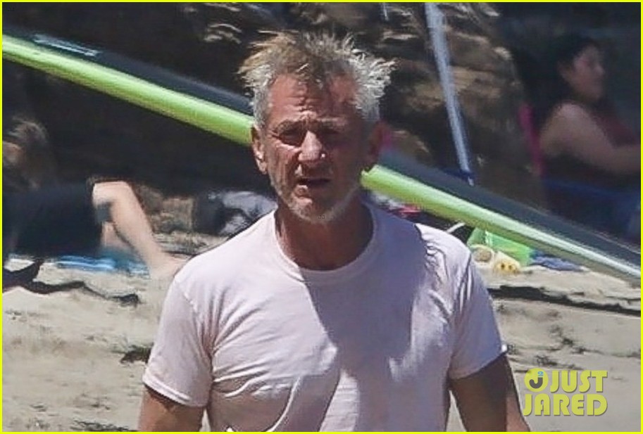 Sean Penn Runs Into Kristen Wiig During a Beach Day in L.A.: Photo ...