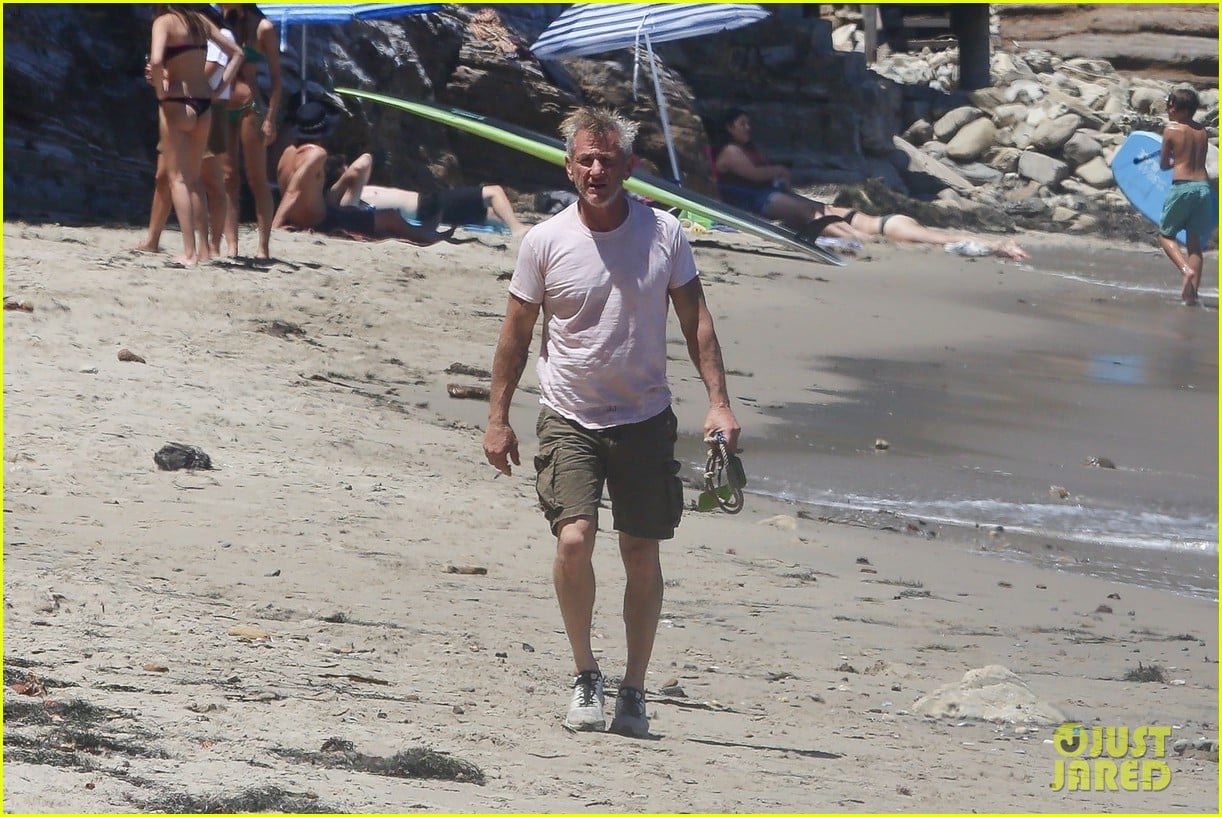 Sean Penn Runs Into Kristen Wiig During a Beach Day in L.A.: Photo ...