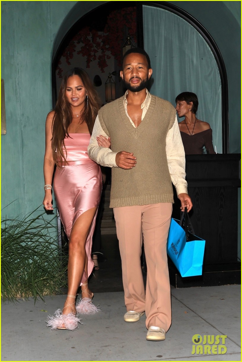 Chrissy Teigen & John Legend Keep Close on Date Night: Photo 4957428 ...