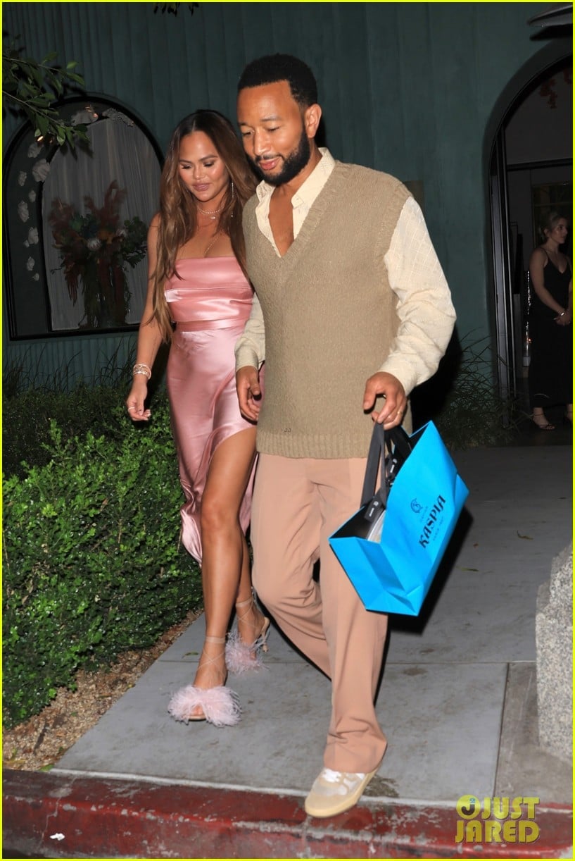 Chrissy Teigen & John Legend Keep Close on Date Night: Photo 4957433 ...