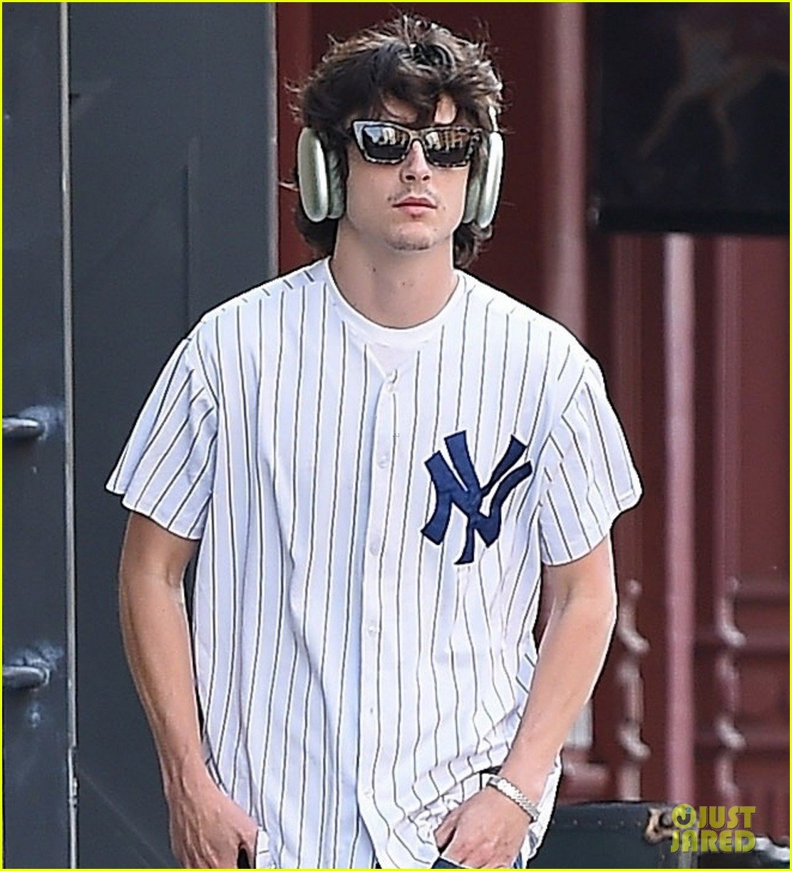 Timothee Chalamet Wears Yankees Jersey While Out Grabbing Slice of ...