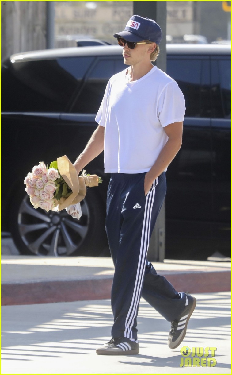 Austin Butler Picks Up Flowers During a Day Out in Malibu: Photo ...
