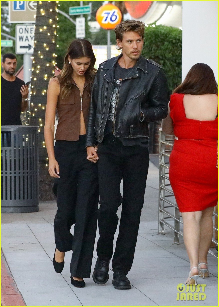 Austin Butler & Kaia Gerber Hold Hands, Look So In Love During Date ...