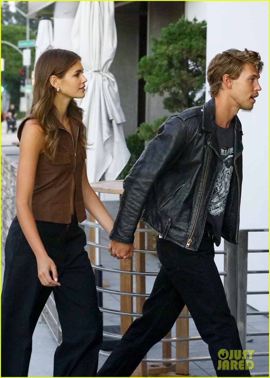Austin Butler & Kaia Gerber Hold Hands, Look So In Love During Date ...