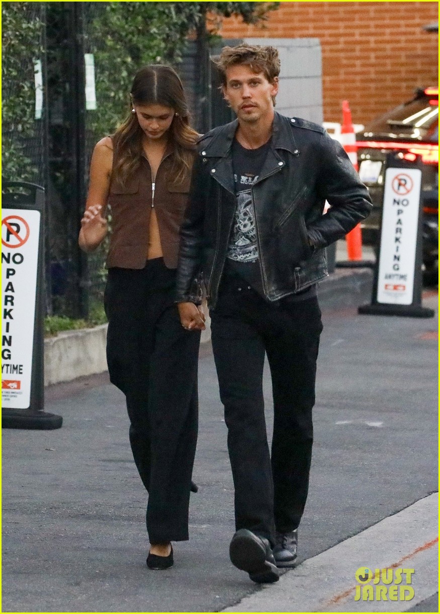Austin Butler & Kaia Gerber Hold Hands, Look So In Love During Date ...