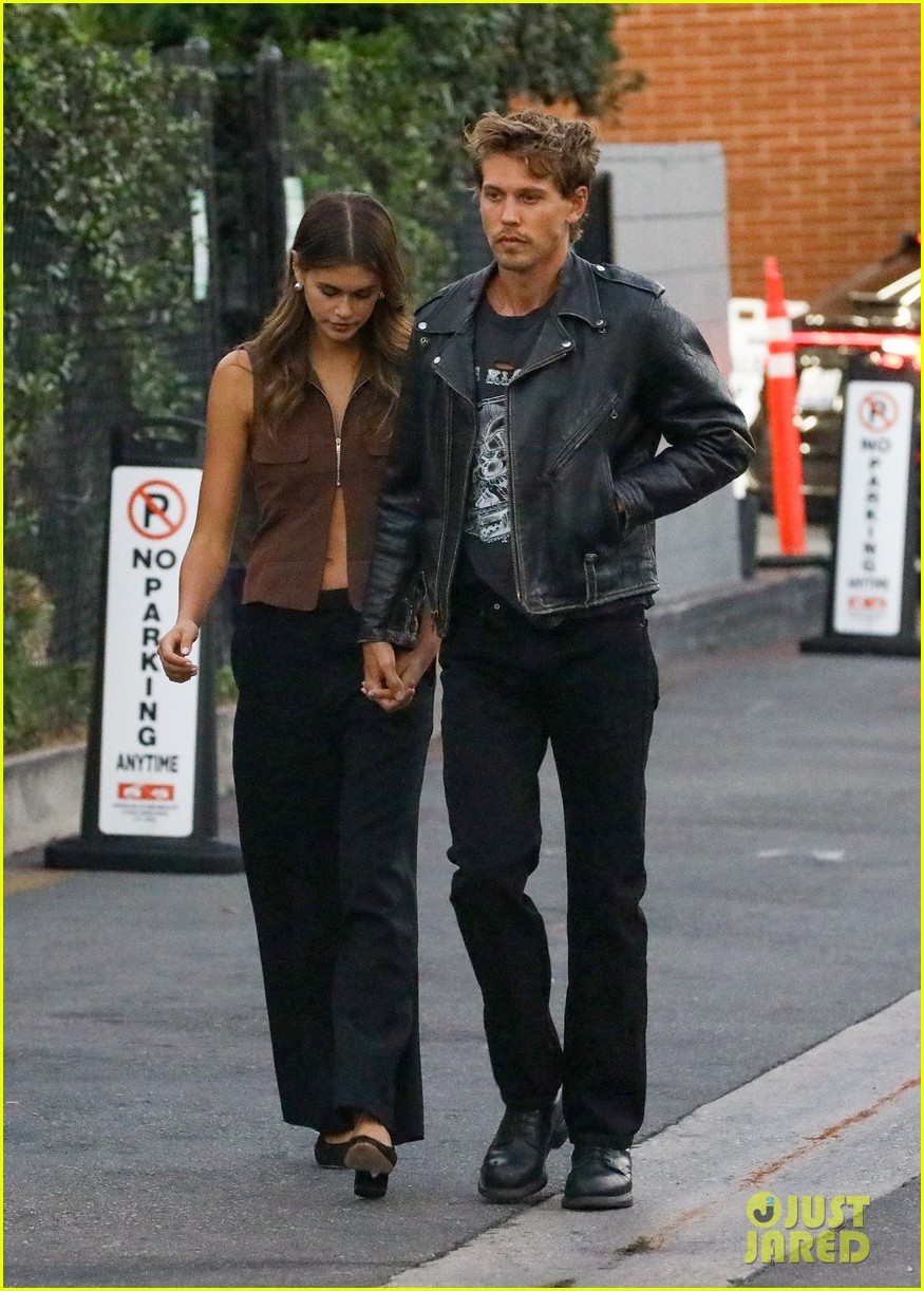 Austin Butler & Kaia Gerber Hold Hands, Look So In Love During Date ...