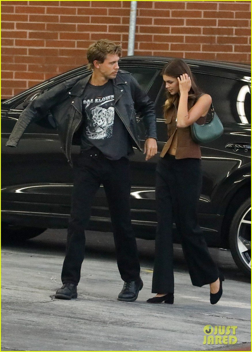 Austin Butler & Kaia Gerber Hold Hands, Look So In Love During Date ...