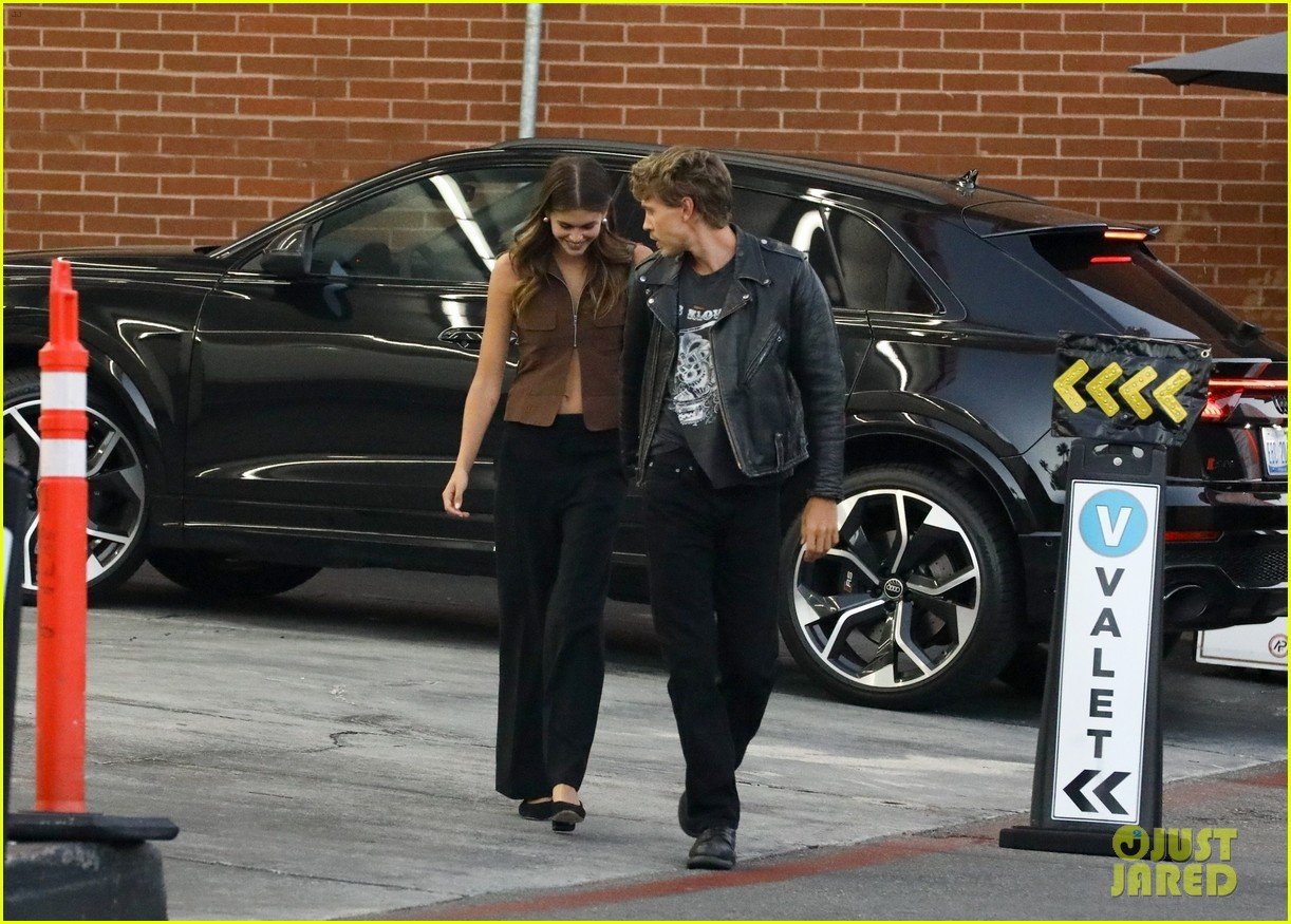 Austin Butler & Kaia Gerber Hold Hands, Look So In Love During Date ...