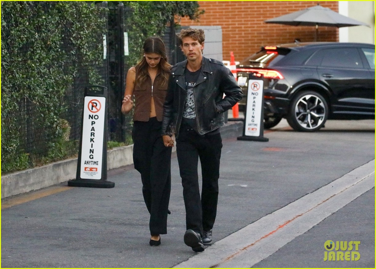 Austin Butler & Kaia Gerber Hold Hands, Look So In Love During Date ...