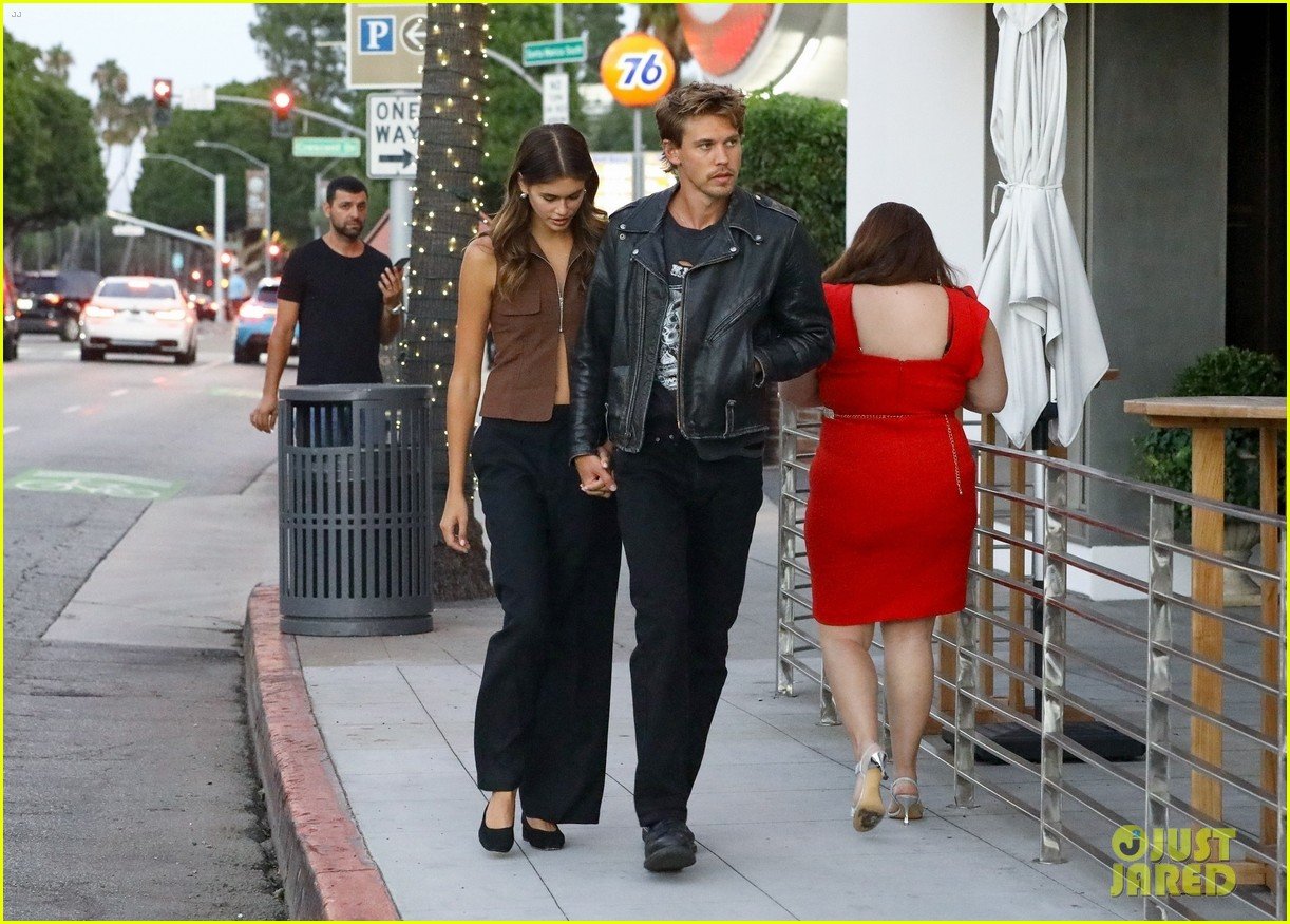 Austin Butler & Kaia Gerber Hold Hands, Look So In Love During Date ...