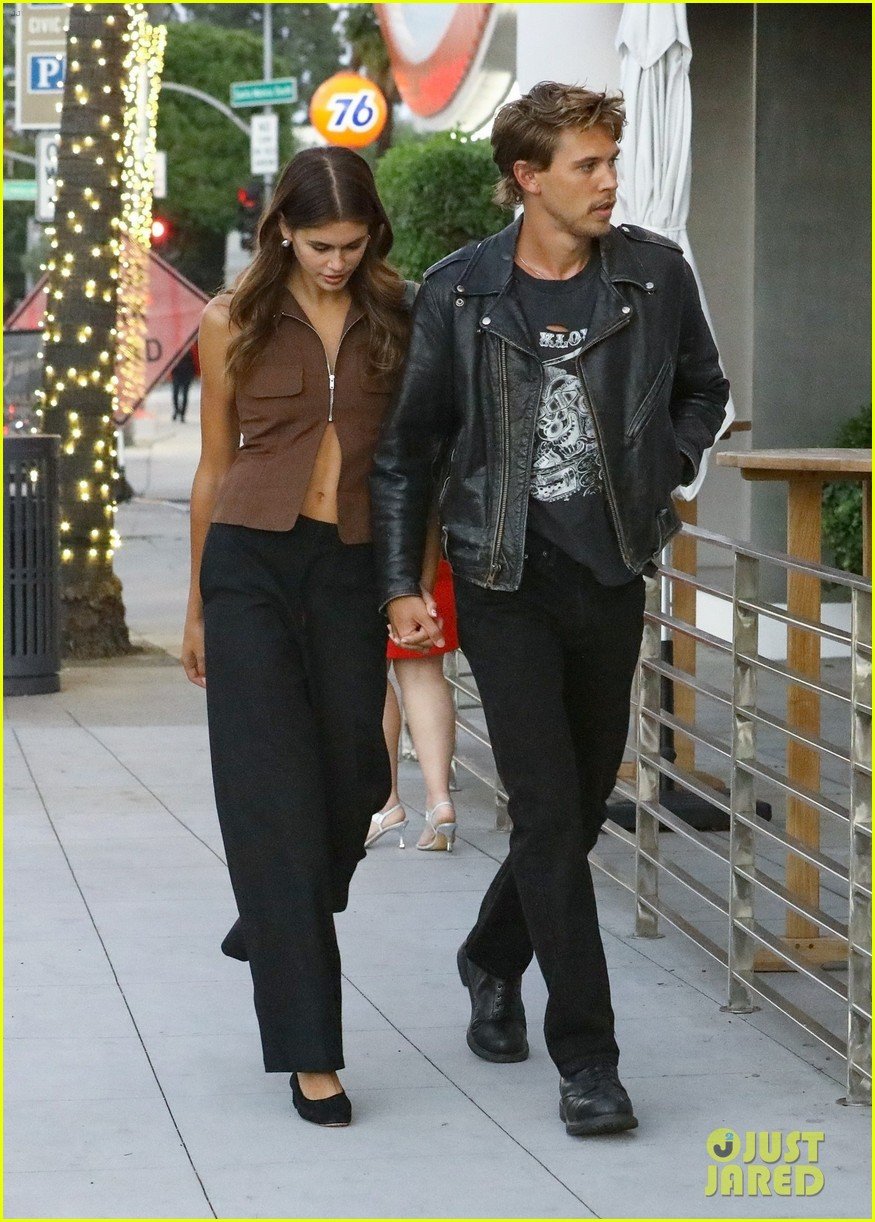Austin Butler & Kaia Gerber Hold Hands, Look So In Love During Date ...