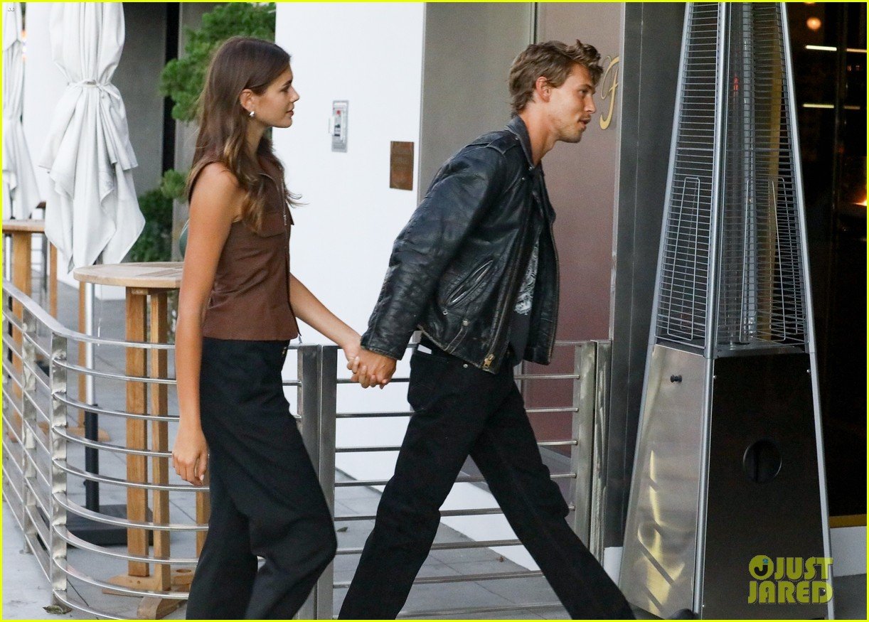 Austin Butler & Kaia Gerber Hold Hands, Look So In Love During Date ...