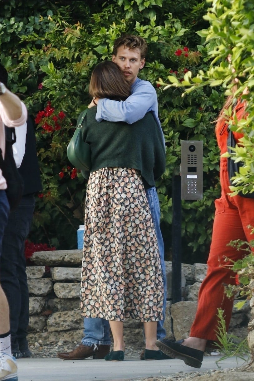Austin Butler Gives Kaia Gerber A Long Hug After Dinner With Friends ...