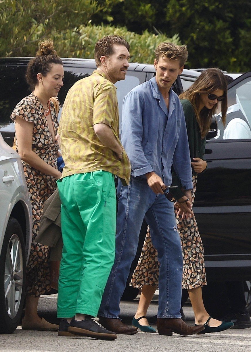 Austin Butler Gives Kaia Gerber A Long Hug After Dinner With Friends ...